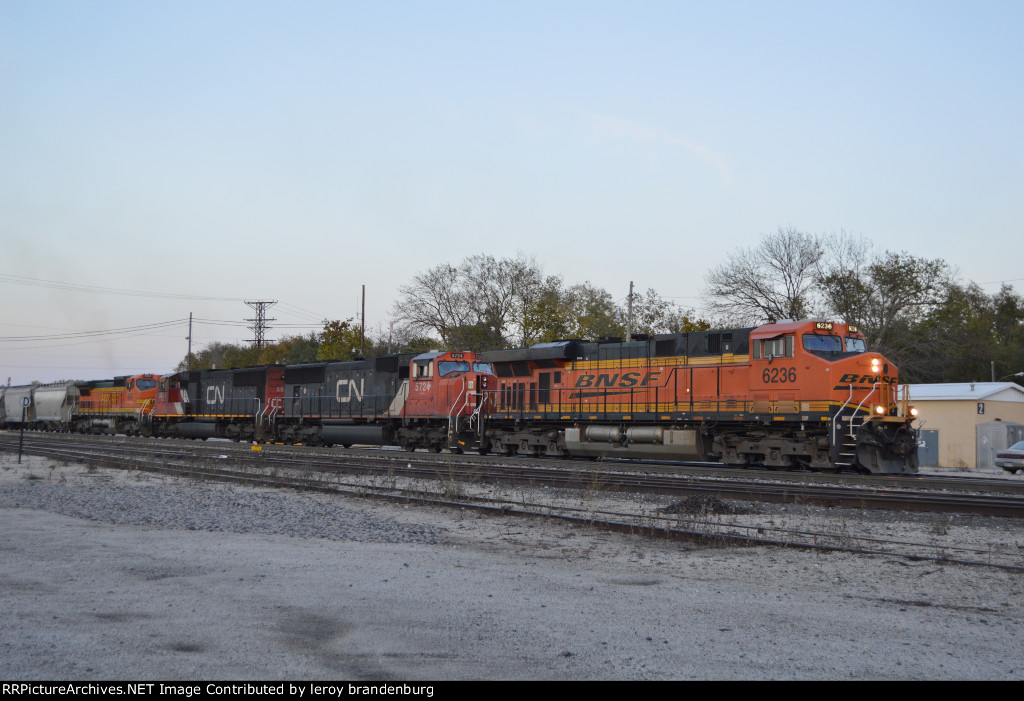 BNSF 6236 leads the LINTUL